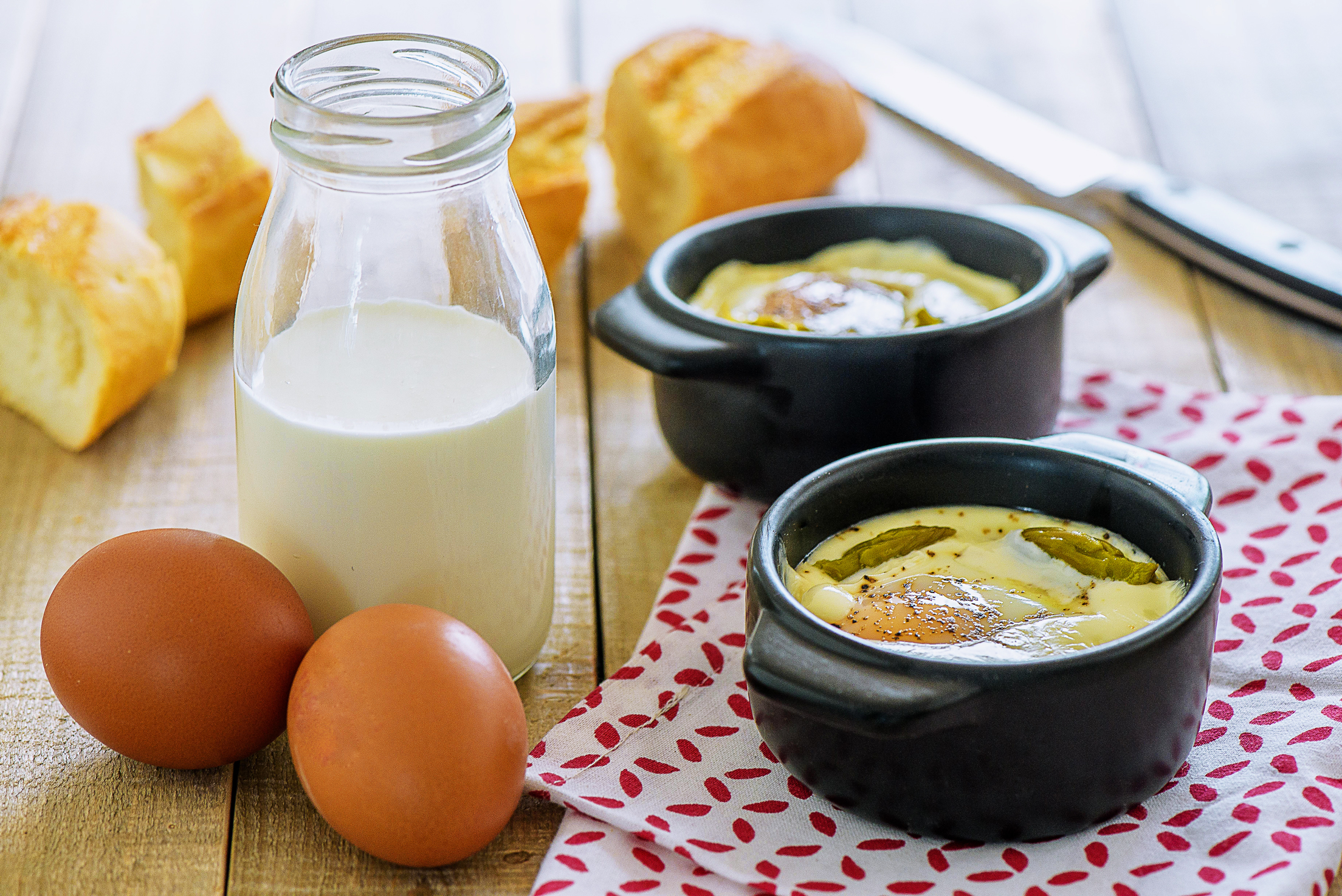 Oeufs cocotte aux pointes d'asperges vertes et parmesan - La Bouscule